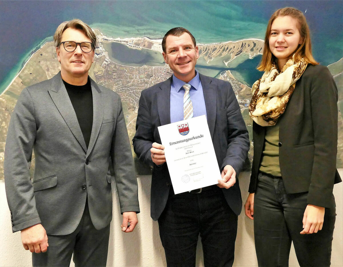 Heiligenhafen: Arne Rieck wurde im Rathaus zum Amtsrat befördert ...